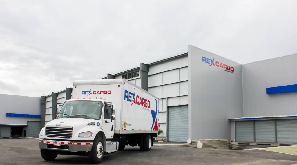 camion-mediano-frente-edificio-1 | Rex Cargo